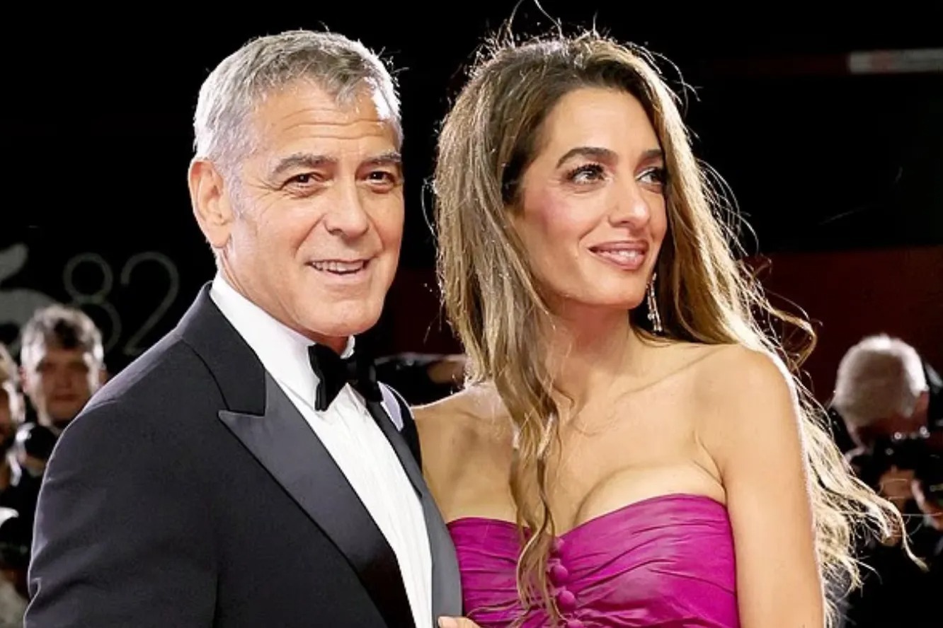 Amal Clooney i fuchsiafarget minikjole på filmfestivalen i Venezia ...